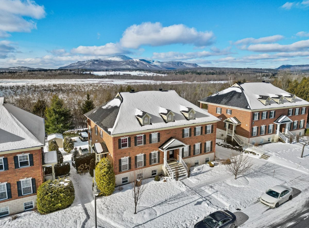 1057 Rue du Moulin, Magog, QC J1X7S8, CA, Magog, Québec Apartment for ...