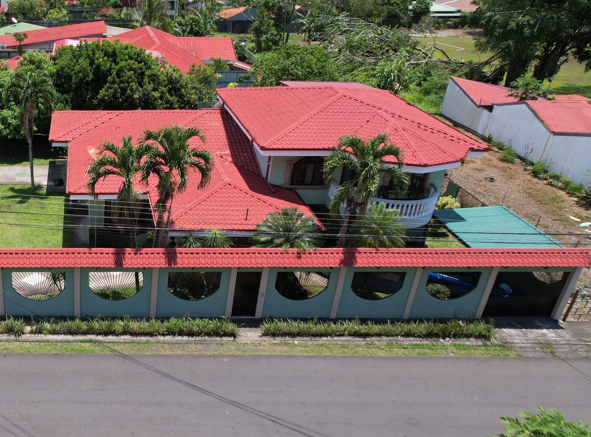 200 metros norte y 25 este del INS Guapiles, Pococí, Limon, Pococí ...