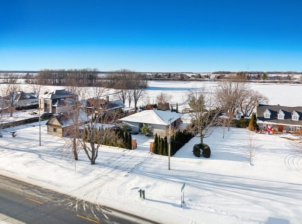 811 Ch. des Patriotes, Saint-Denis-sur-Richelieu, Québec J0H 1K0 House ...