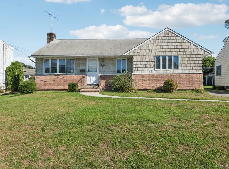 17 Whitman Avenue, Syosset, NY 11791 House for Sale - realestate.com.au