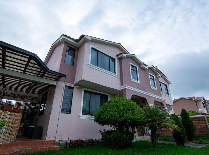 Del Prado: 2 Story Condo in a Private Gated CommunityEloy Alfaro y ...