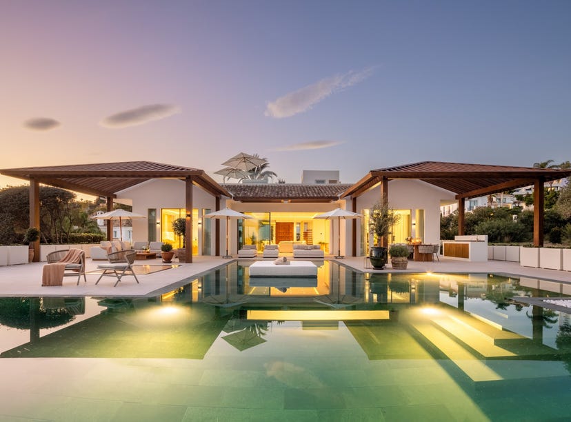 Frontline Golf Retreat with Balinese Elegance in Aloha - Nueva ...